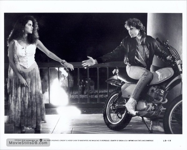 The Lost Boys - Publicity still of Jason Patric & Jami Gertz