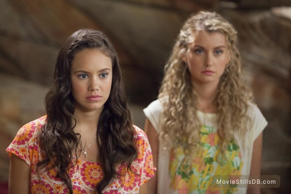 Mako Mermaids - Episode 2x13 publicity still of Allie Bertram & Isabel ...