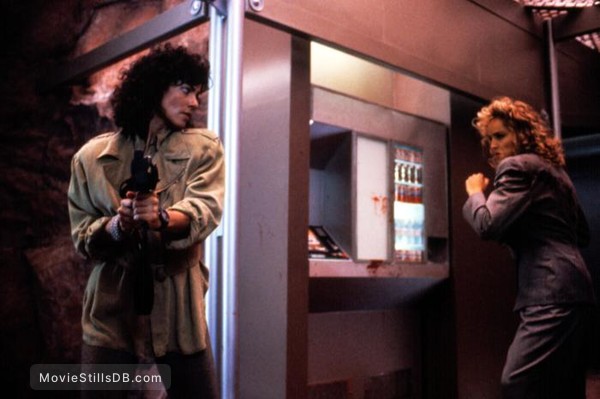 Total Recall - Publicity still of Rachel Ticotin & Sharon Stone