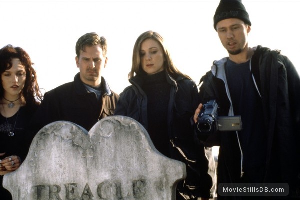Book of Shadows: Blair Witch 2 - Publicity still of Erica Leerhsen ...