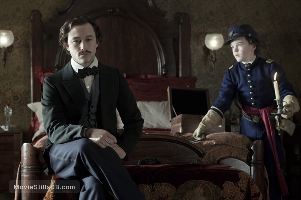 Lincoln - Publicity still of Joseph Gordon-Levitt & Gulliver McGrath