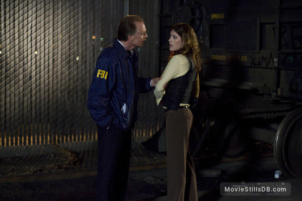 Dexter - Episode 2x06 publicity still of Keith Carradine & Jennifer ...